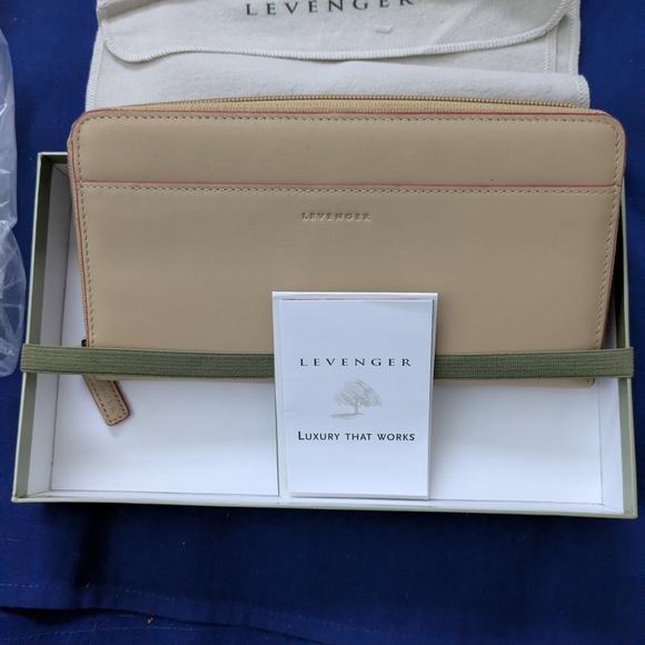 Levenger | Bags | Levenger Beige Leather Wallet | Poshmark